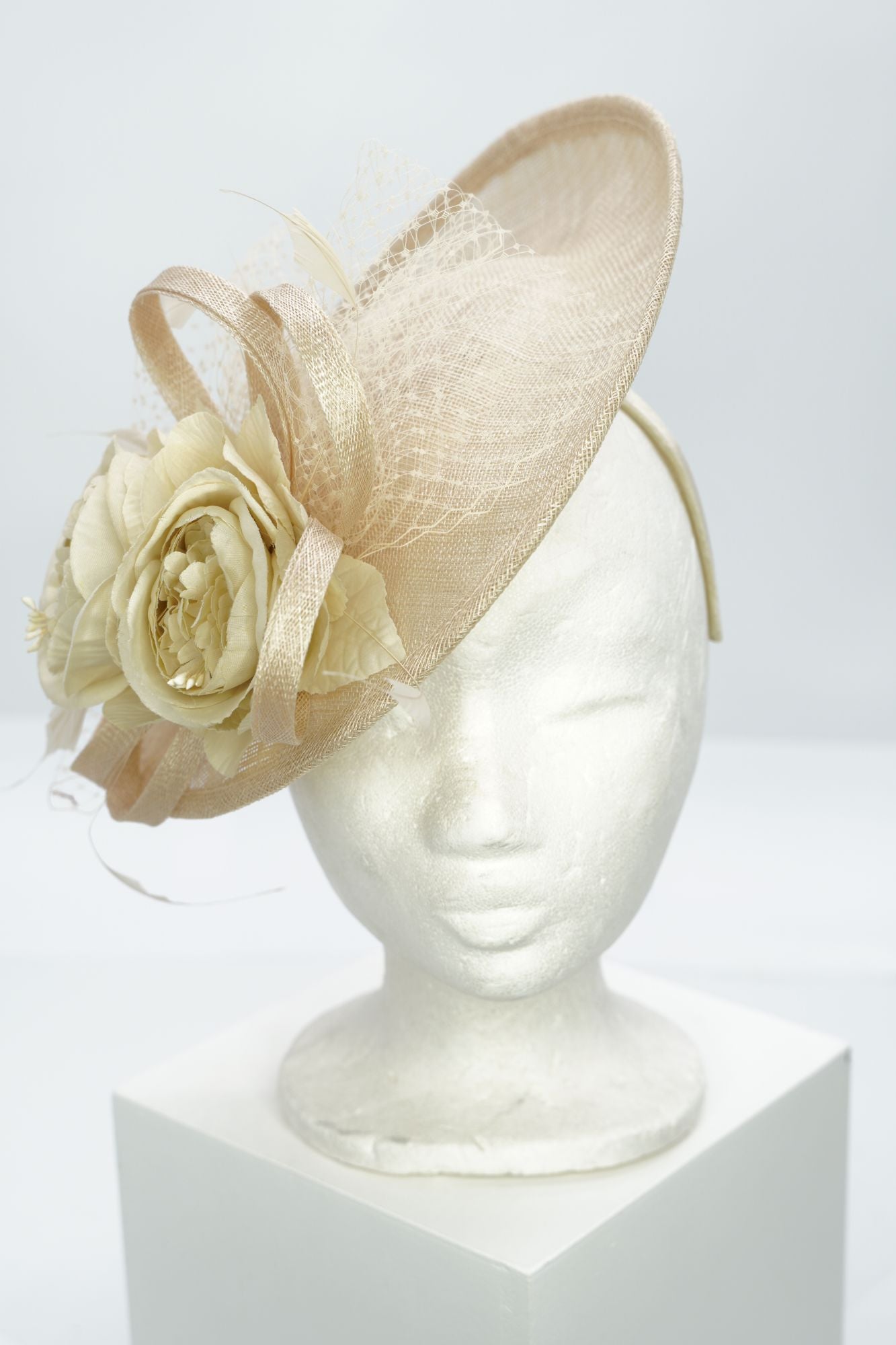 Fascinator "sunny" beige – La Modiste Sandra Ullmann